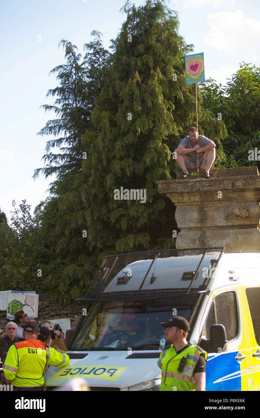 Angry crowds outside Blenheim palace protest against president Donald ...