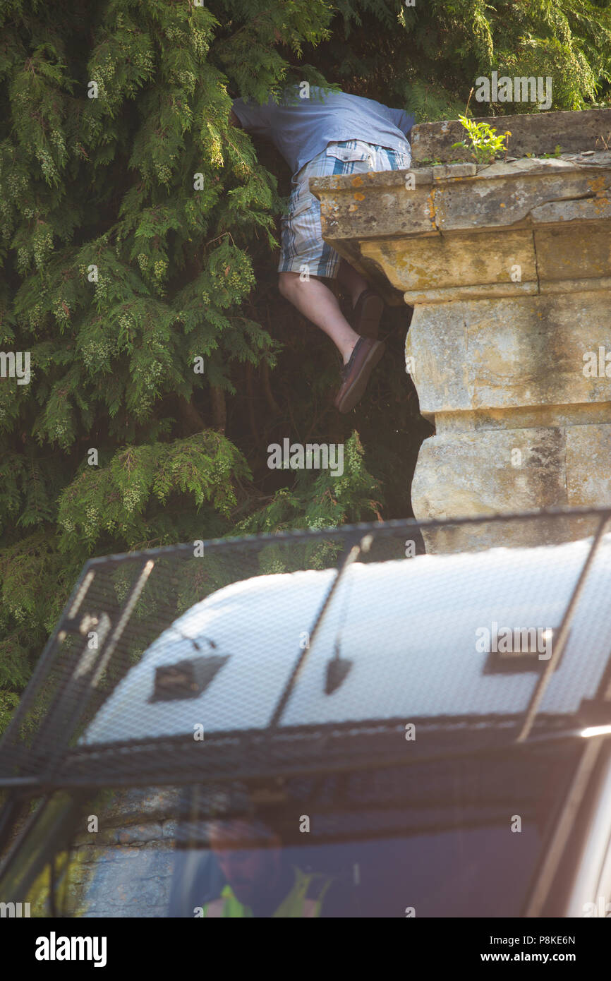 Angry crowds outside Blenheim palace protest against president Donald ...