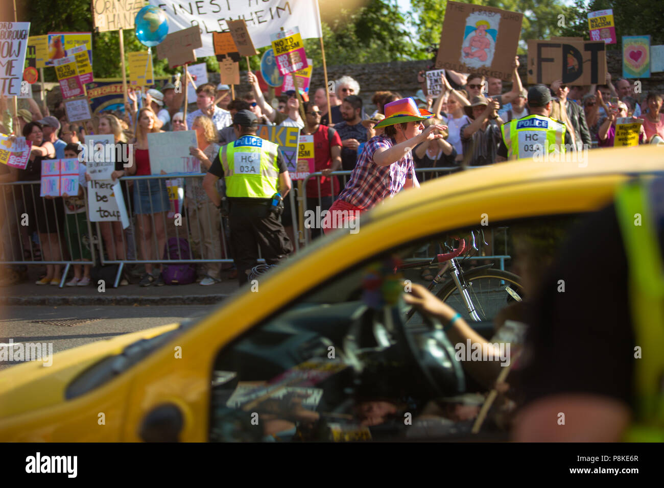Angry crowds outside Blenheim palace protest against president Donald ...