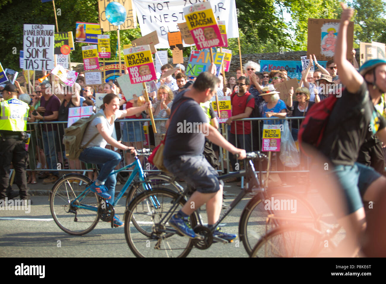 Angry crowds outside Blenheim palace protest against president Donald ...