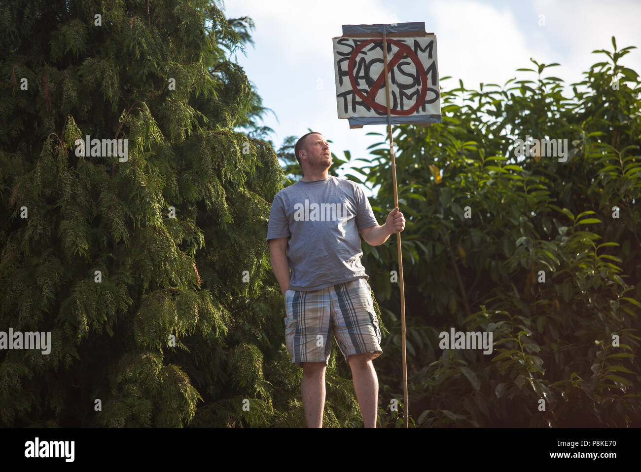 Angry crowds outside Blenheim palace protest against president Donald ...