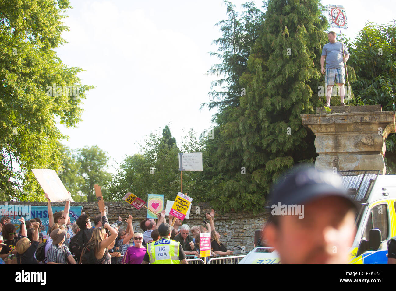 Angry crowds outside Blenheim palace protest against president Donald ...