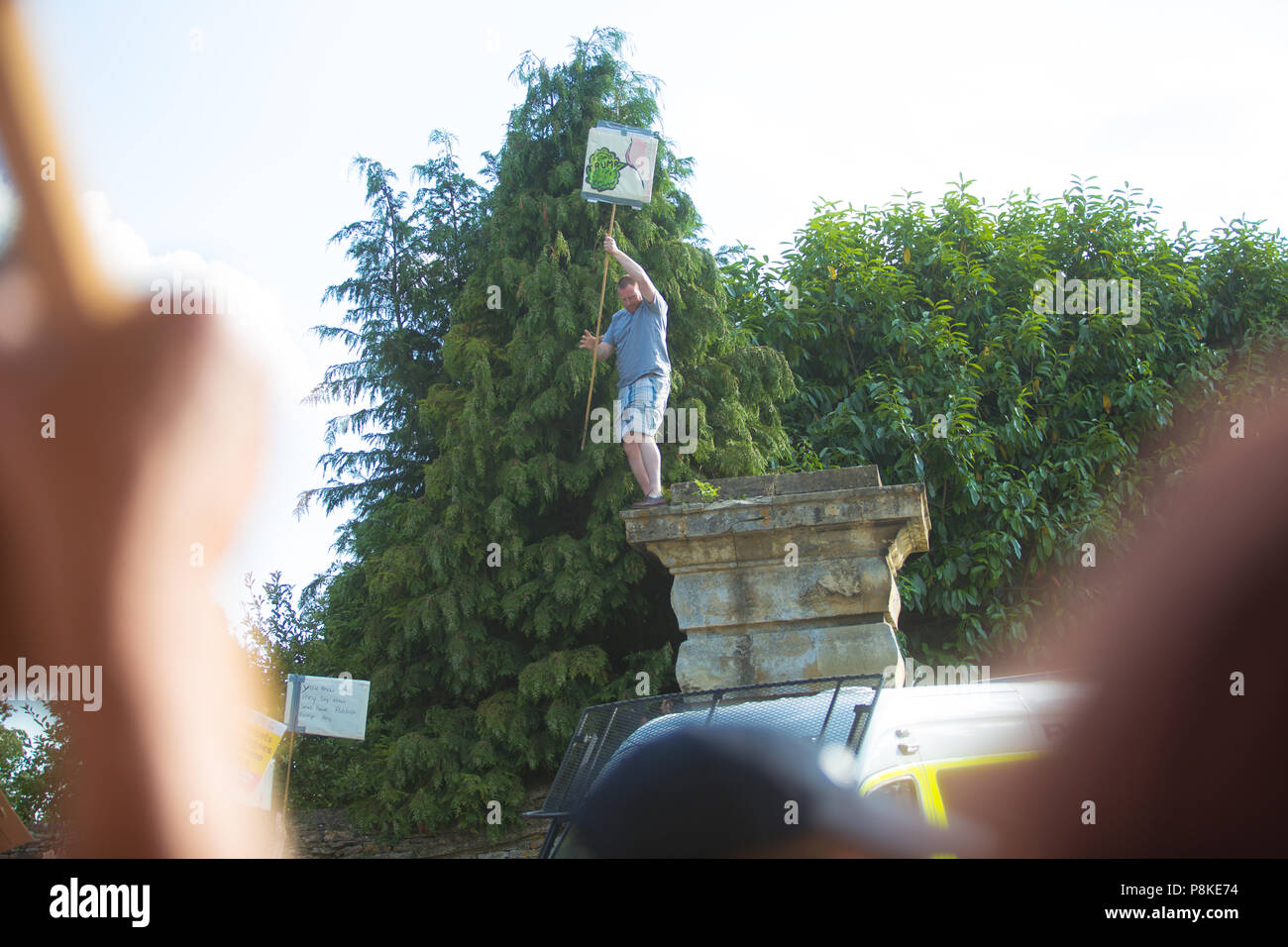 Angry crowds outside Blenheim palace protest against president Donald ...