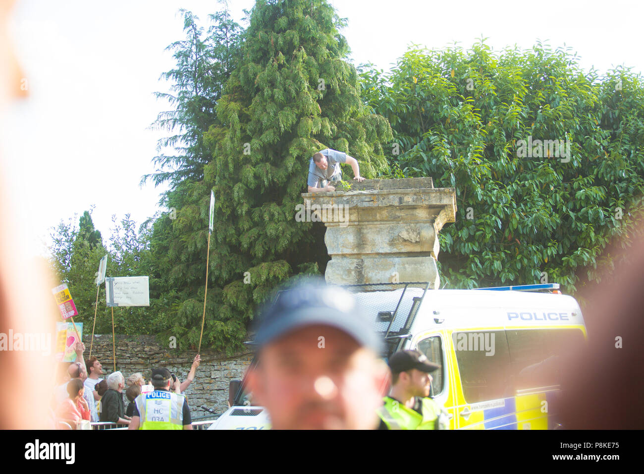 Angry crowds outside Blenheim palace protest against president Donald ...
