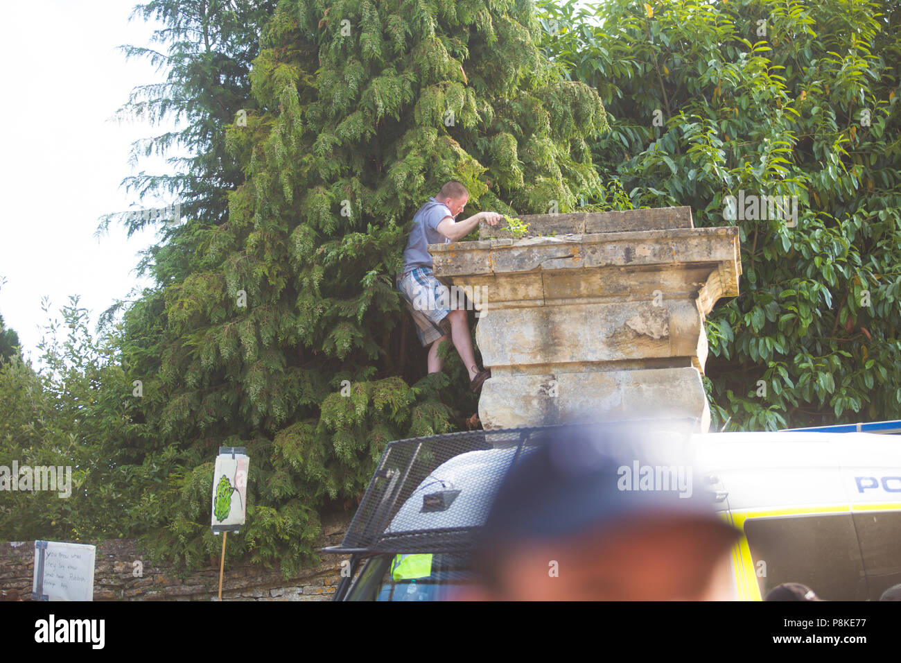 Angry crowds outside Blenheim palace protest against president Donald ...