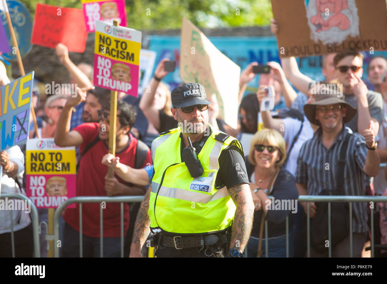 Angry crowds outside Blenheim palace protest against president Donald ...