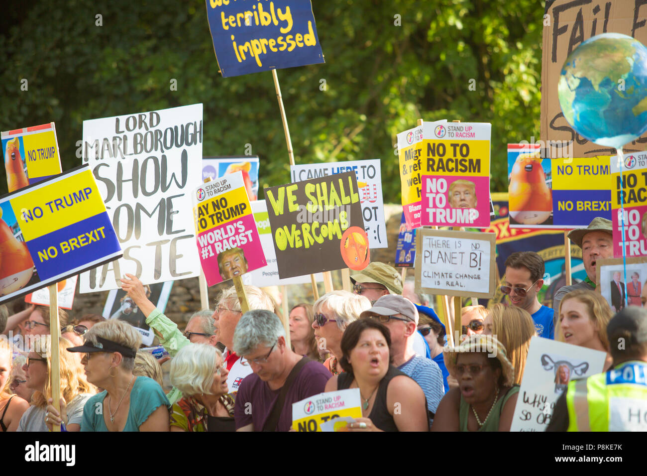 Angry crowds outside Blenheim palace protest against president Donald ...