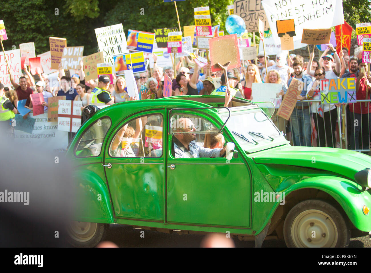 Angry crowds outside Blenheim palace protest against president Donald ...