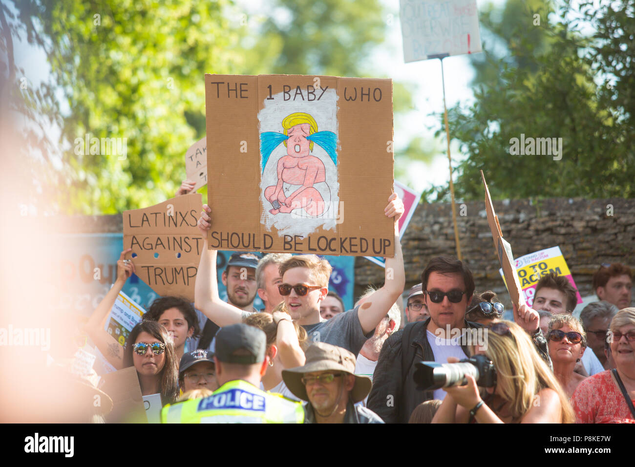 Angry crowds outside Blenheim palace protest against president Donald ...