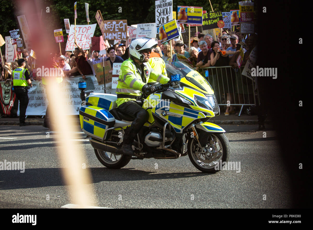 Angry crowds outside Blenheim palace protest against president Donald ...