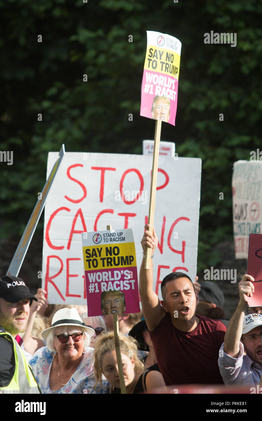 Angry crowds outside Blenheim palace protest against president Donald ...