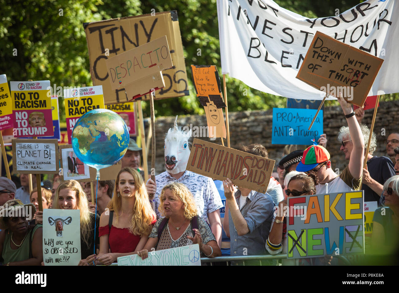 Angry crowds outside Blenheim palace protest against president Donald ...