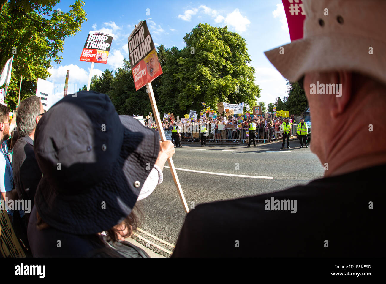 Angry crowds outside Blenheim palace protest against president Donald ...