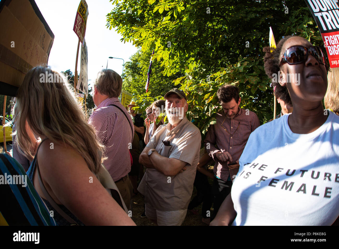 Angry crowds outside Blenheim palace protest against president Donald ...