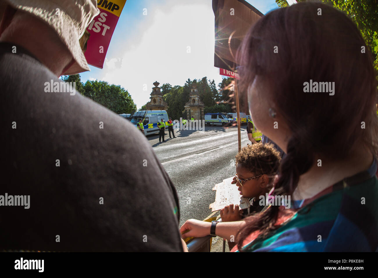 Angry crowds outside Blenheim palace protest against president Donald ...