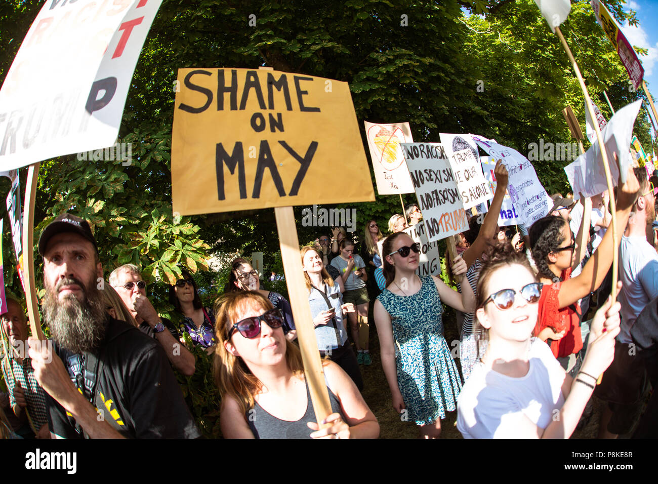 Angry crowds outside Blenheim palace protest against president Donald ...