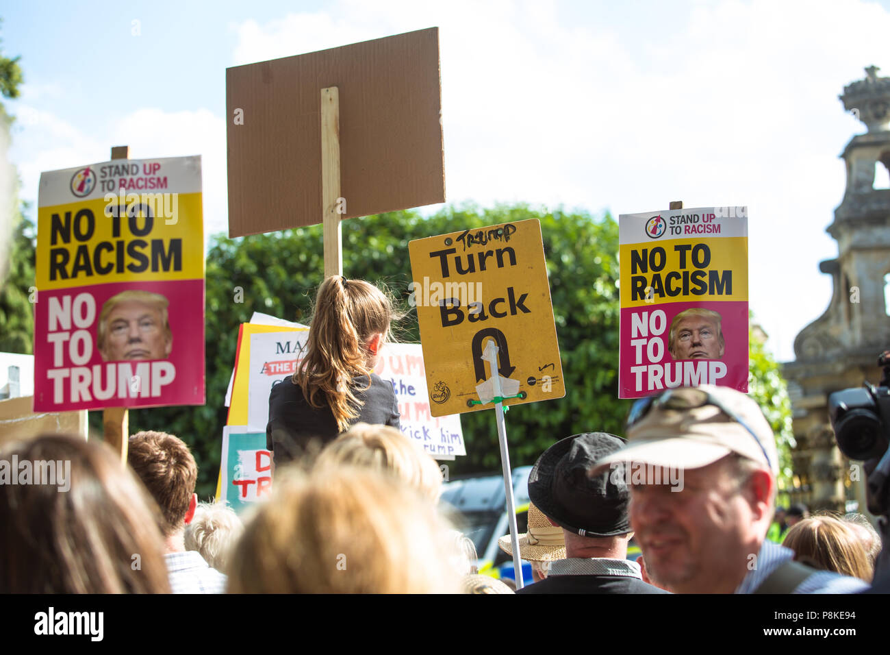 Angry crowds outside Blenheim palace protest against president Donald ...