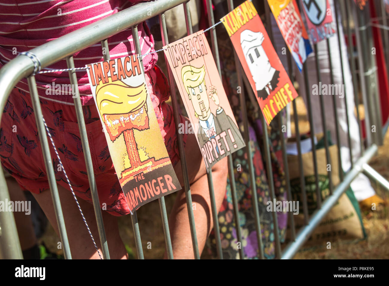 Angry crowds outside Blenheim palace protest against president Donald ...