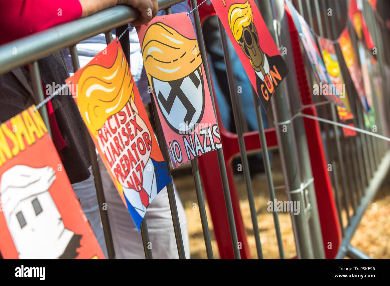 Angry crowds outside Blenheim palace protest against president Donald ...