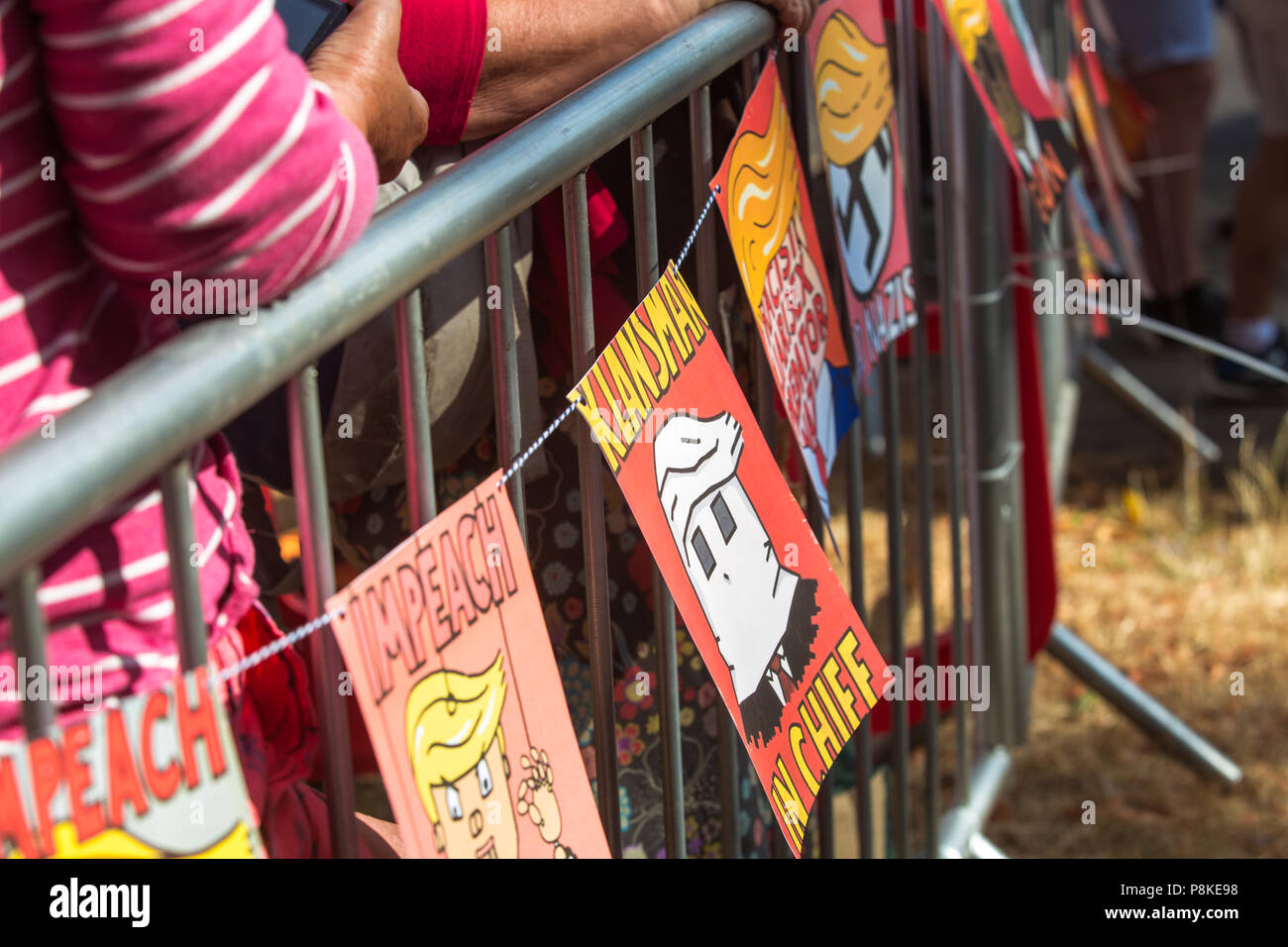 Angry crowds outside Blenheim palace protest against president Donald ...