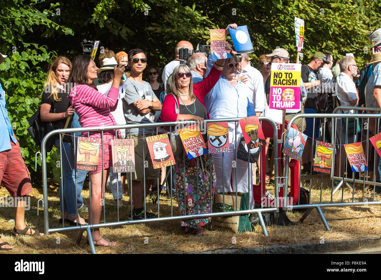 Angry crowds outside Blenheim palace protest against president Donald ...