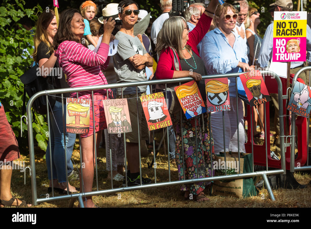 Angry crowds outside Blenheim palace protest against president Donald ...