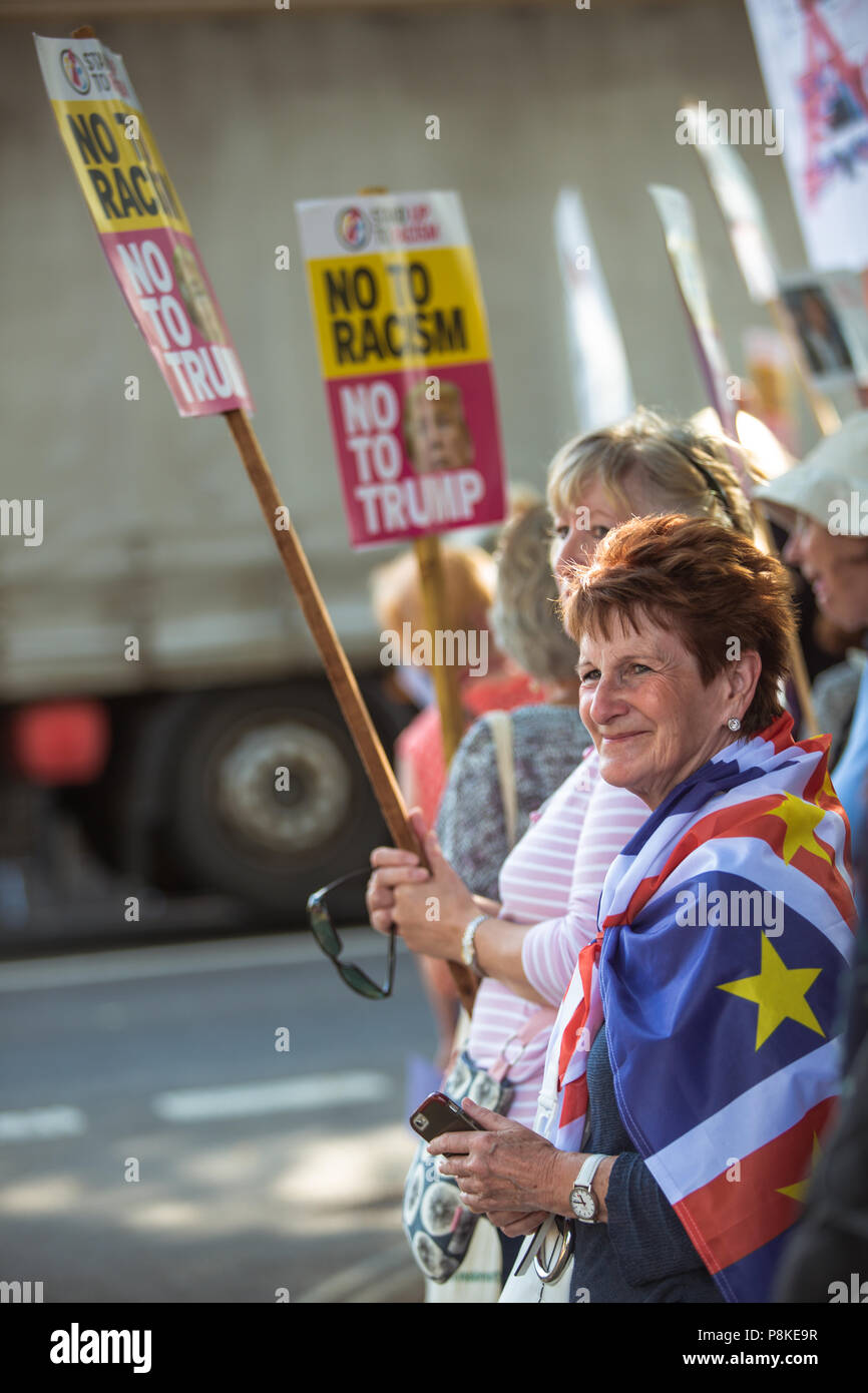 Angry crowds outside Blenheim palace protest against president Donald ...