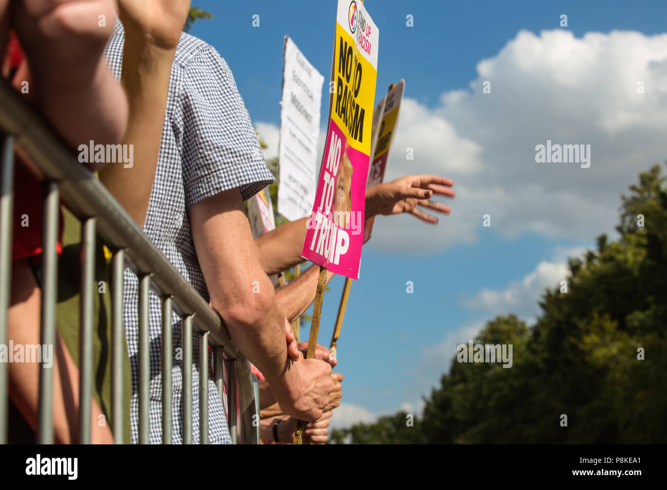 Angry crowds outside Blenheim palace protest against president Donald ...