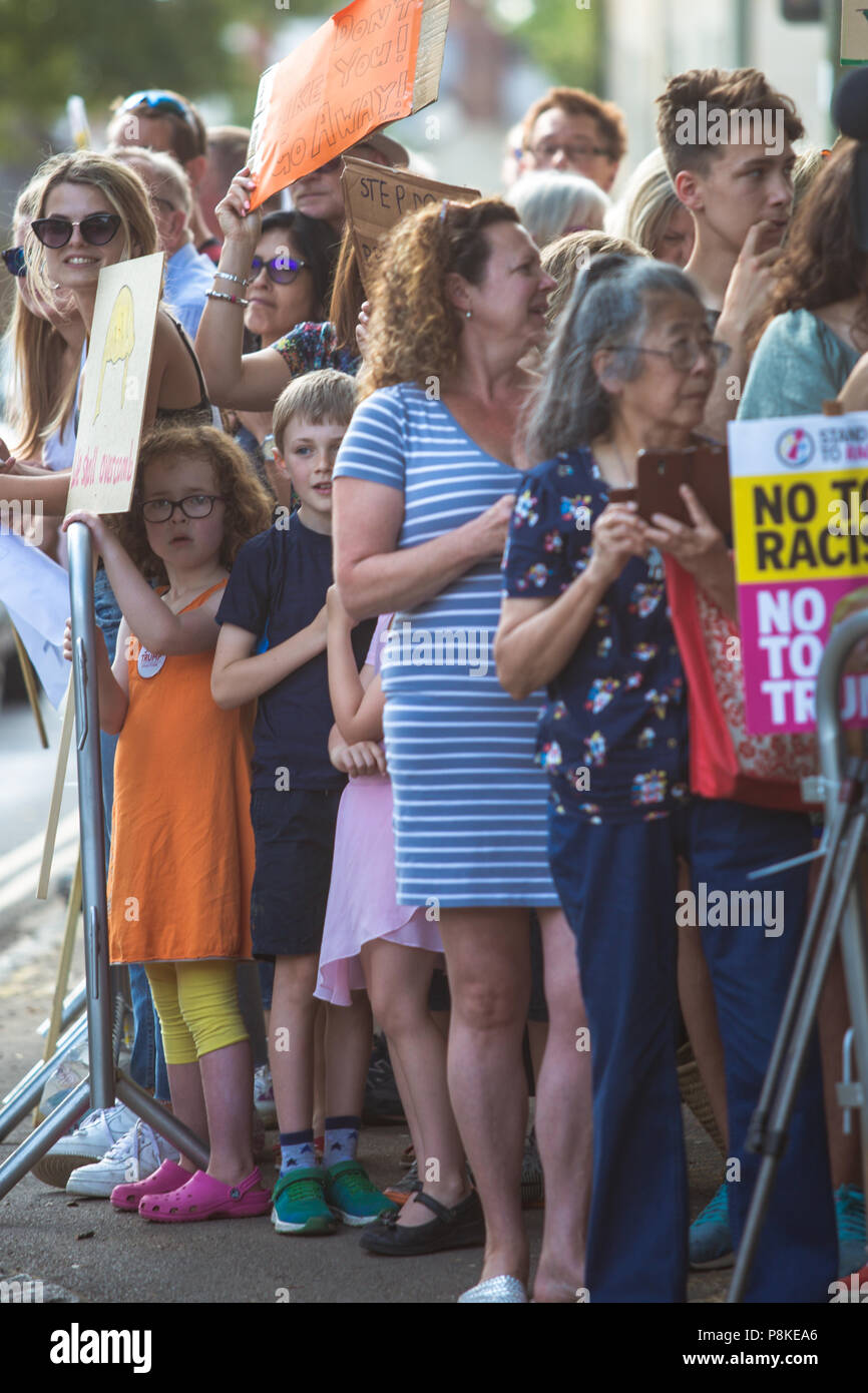 Angry crowds outside Blenheim palace protest against president Donald ...