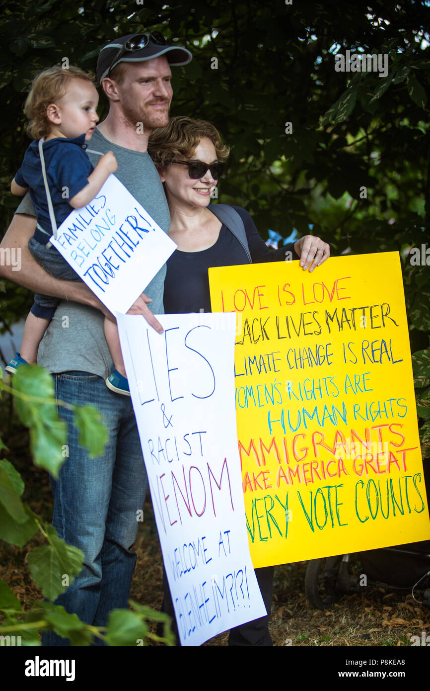 Angry crowds outside Blenheim palace protest against president Donald ...