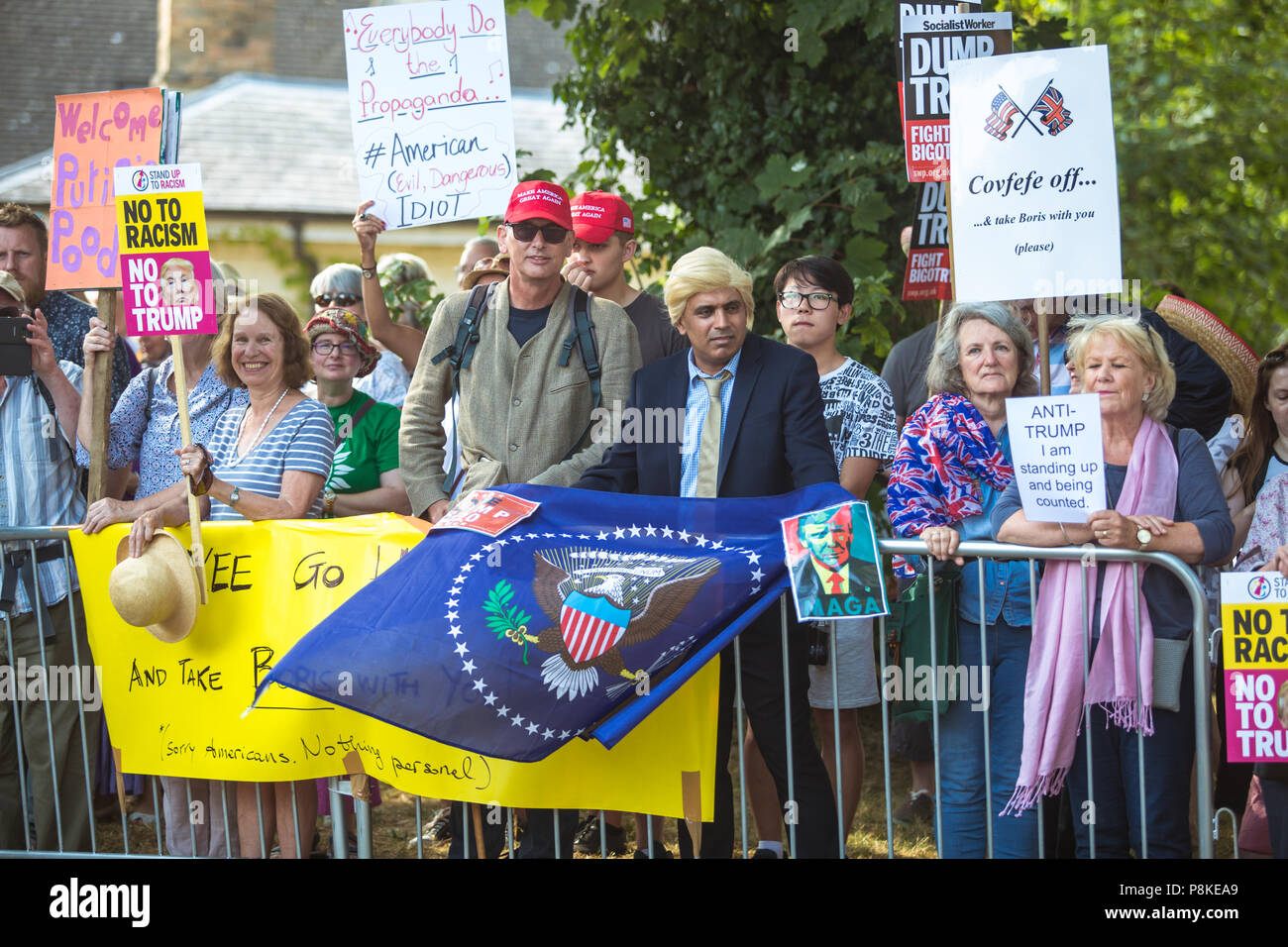 Angry crowds outside Blenheim palace protest against president Donald ...