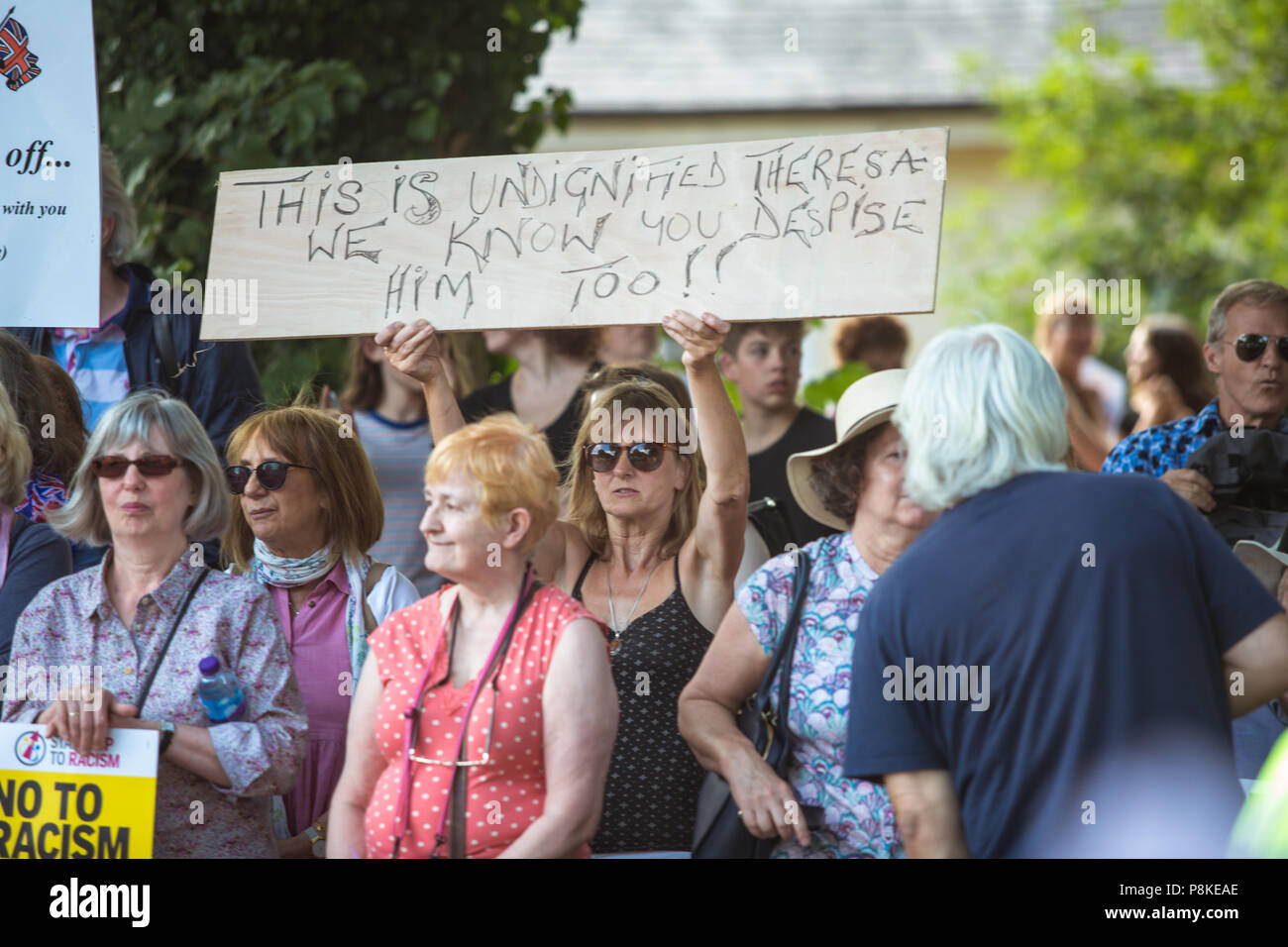 Angry crowds outside Blenheim palace protest against president Donald ...