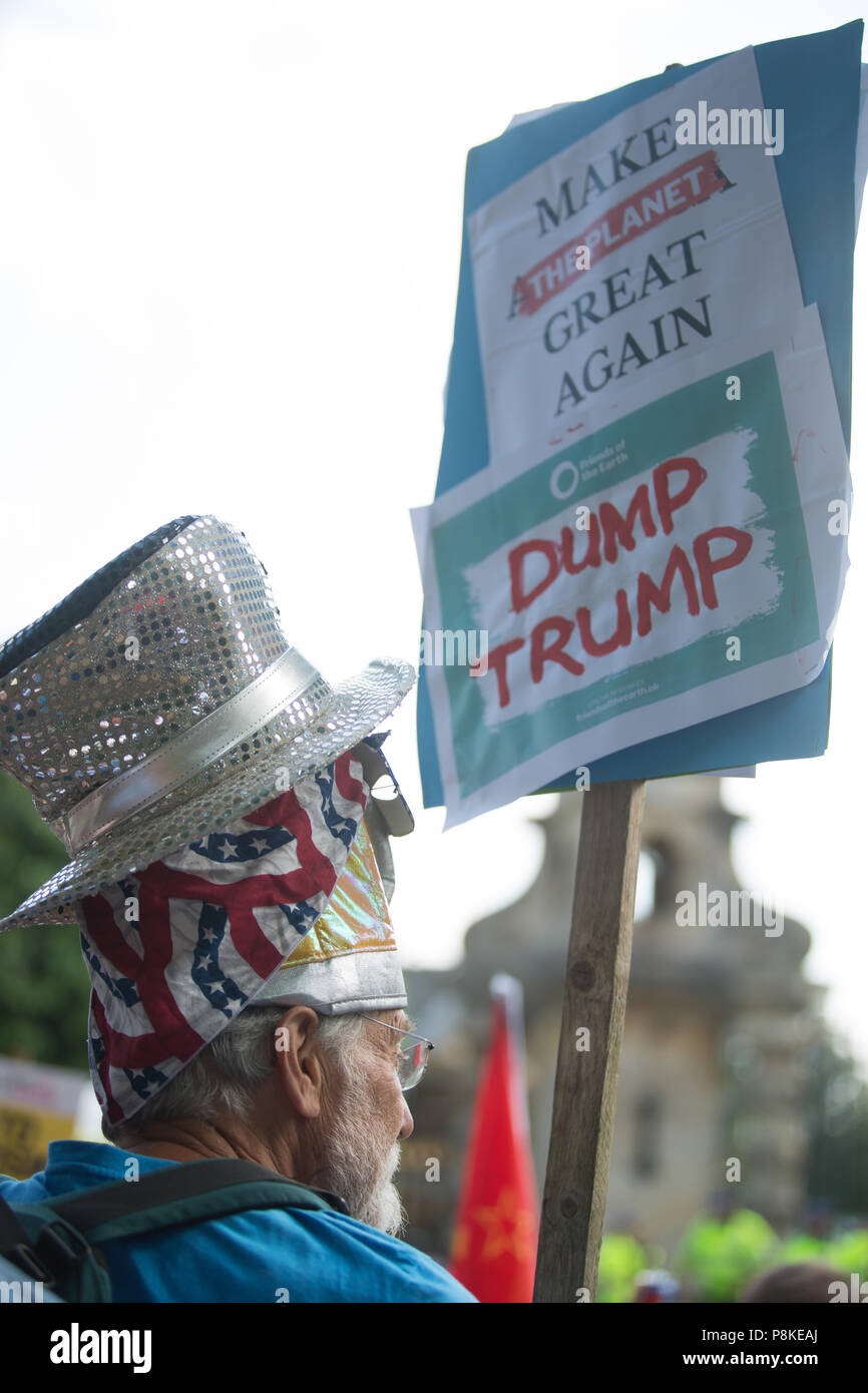 Angry crowds outside Blenheim palace protest against president Donald ...
