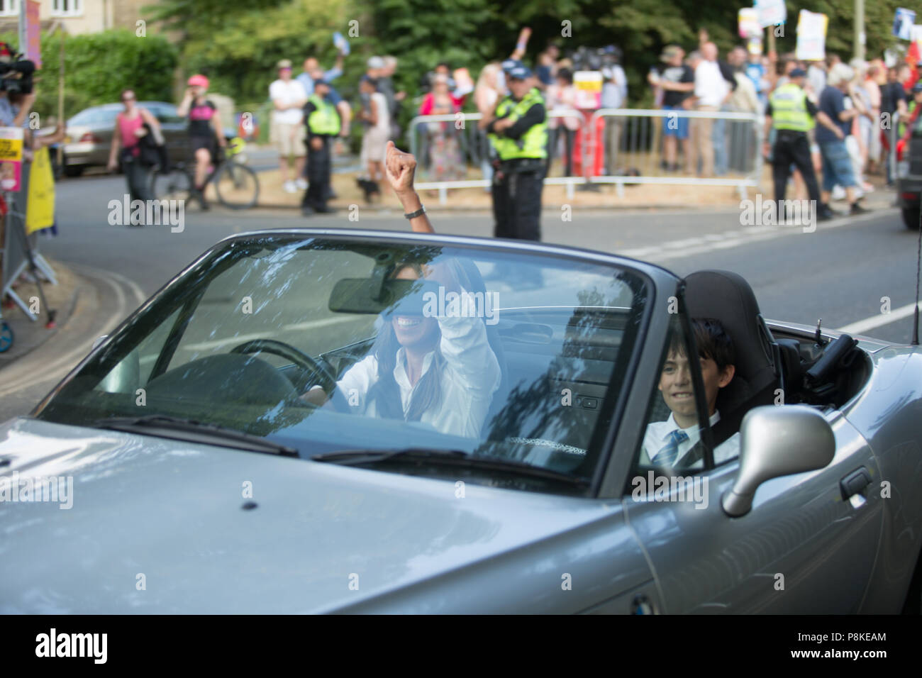 Angry crowds outside Blenheim palace protest against president Donald ...