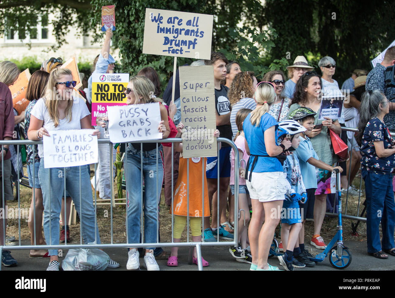 Angry crowds outside Blenheim palace protest against president Donald ...