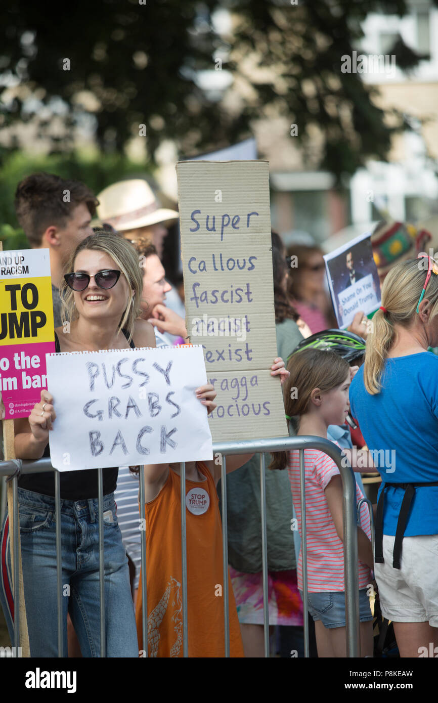 Angry crowds outside Blenheim palace protest against president Donald ...