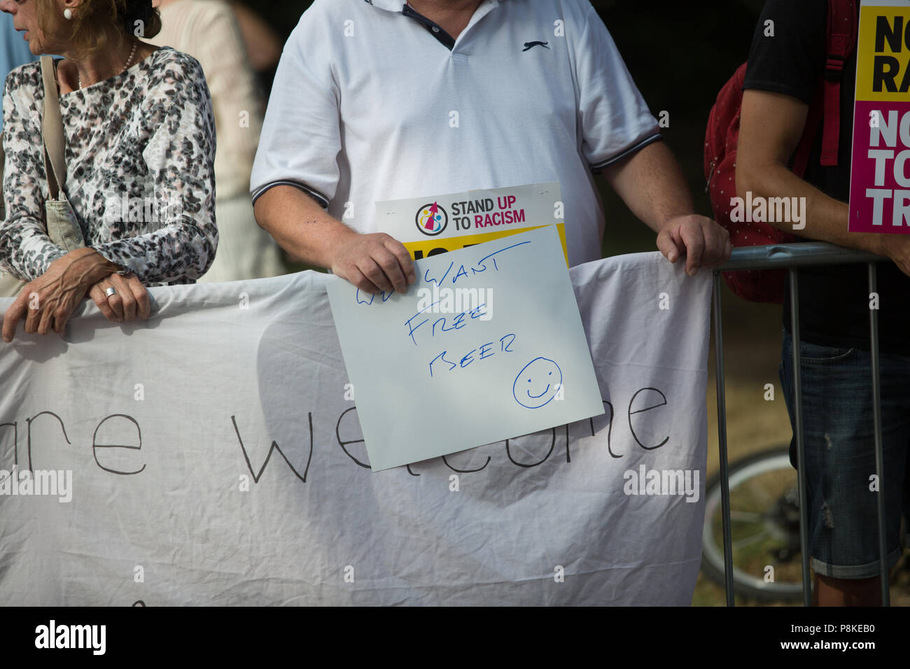 Angry crowds outside Blenheim palace protest against president Donald ...