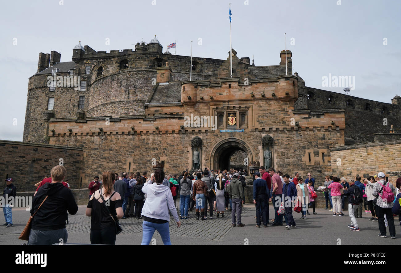 Entrance to edinburgh castle hi-res stock photography and images - Alamy