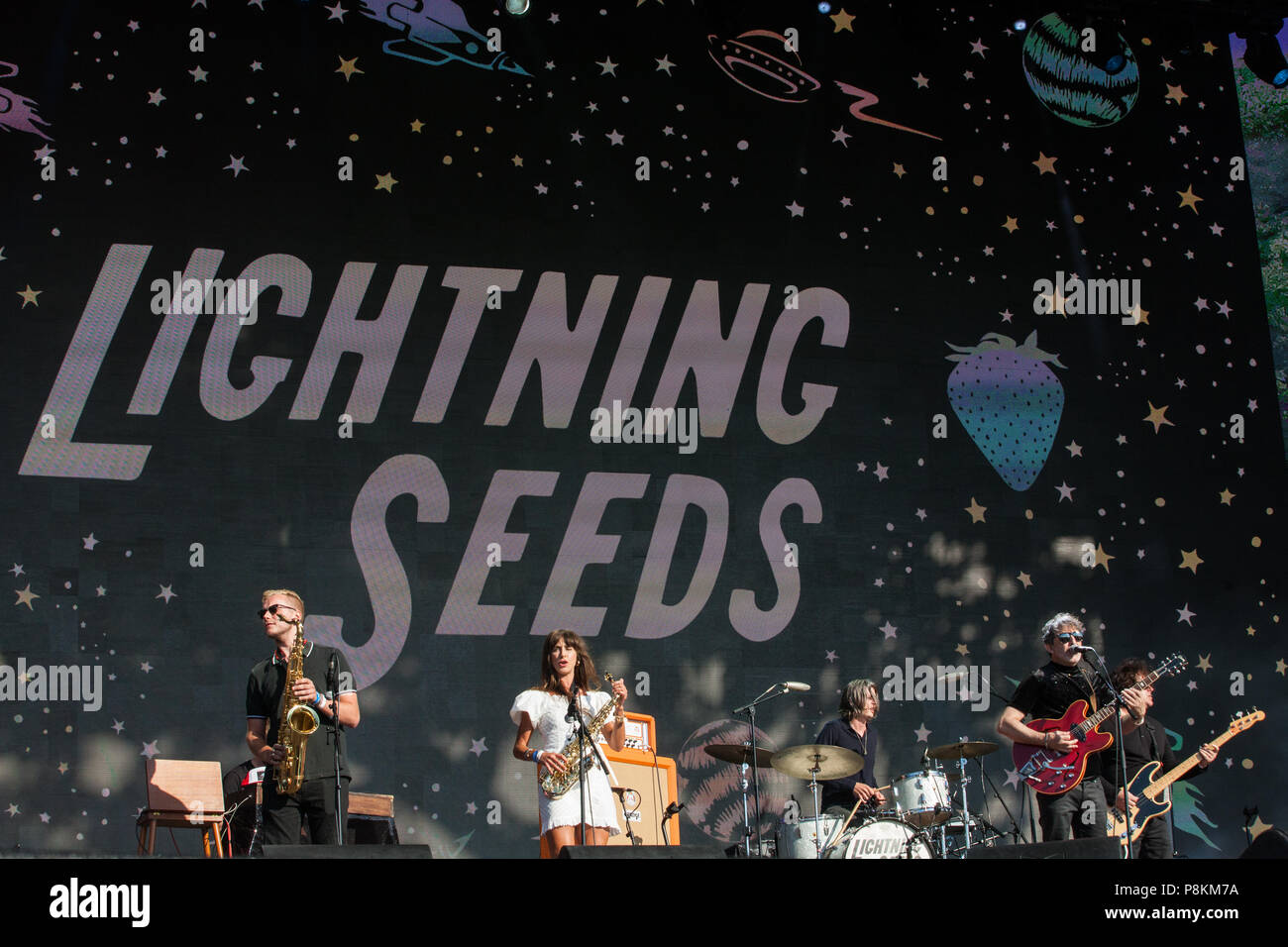 Lightning seeds three lions hi-res stock photography and images - Alamy