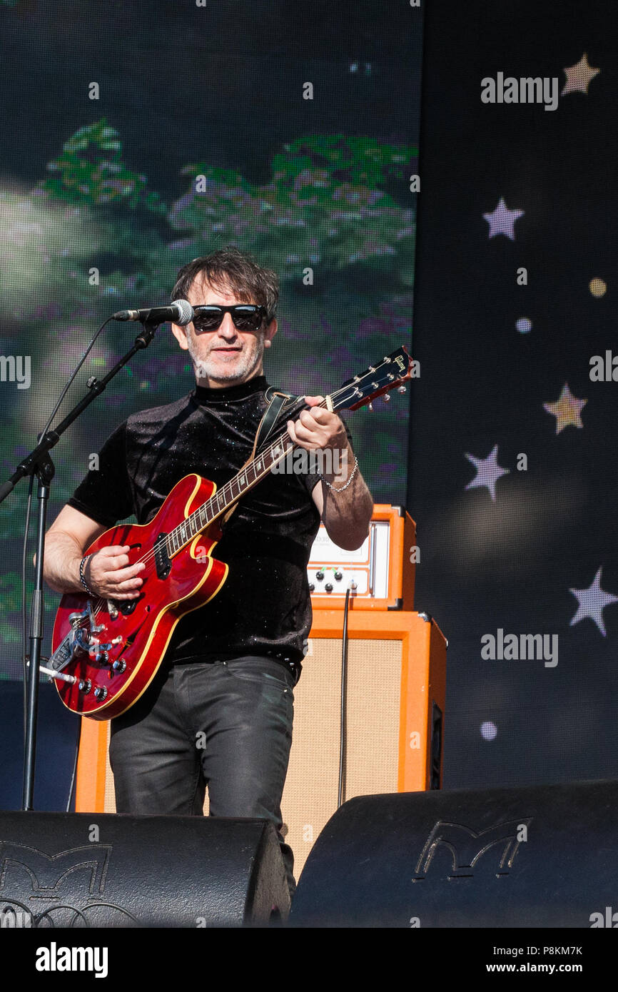 Ian broudie of the lightning seeds hi-res stock photography and images ...