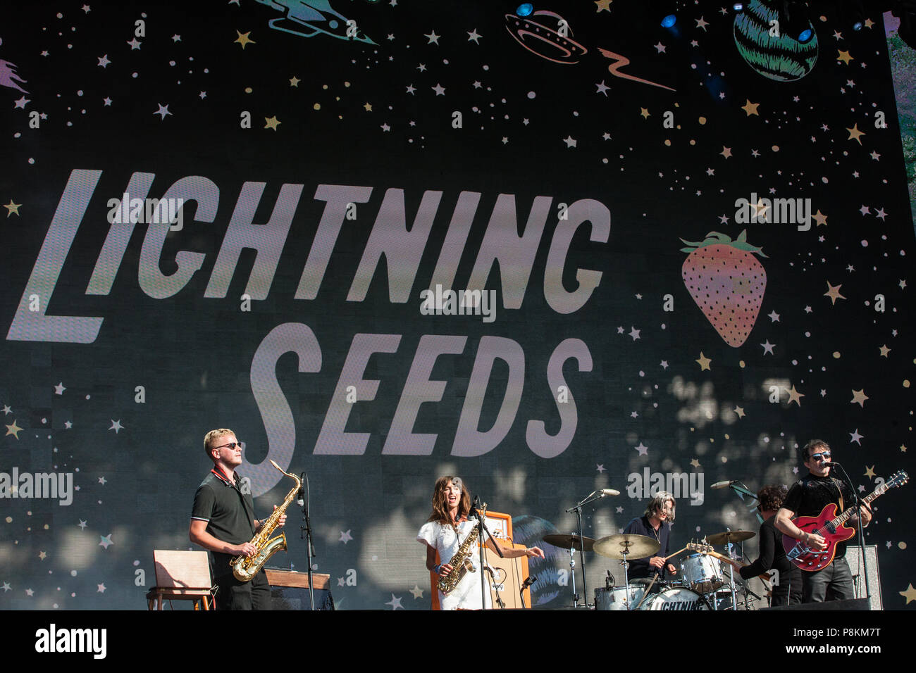Lightning seeds three lions hi-res stock photography and images - Alamy