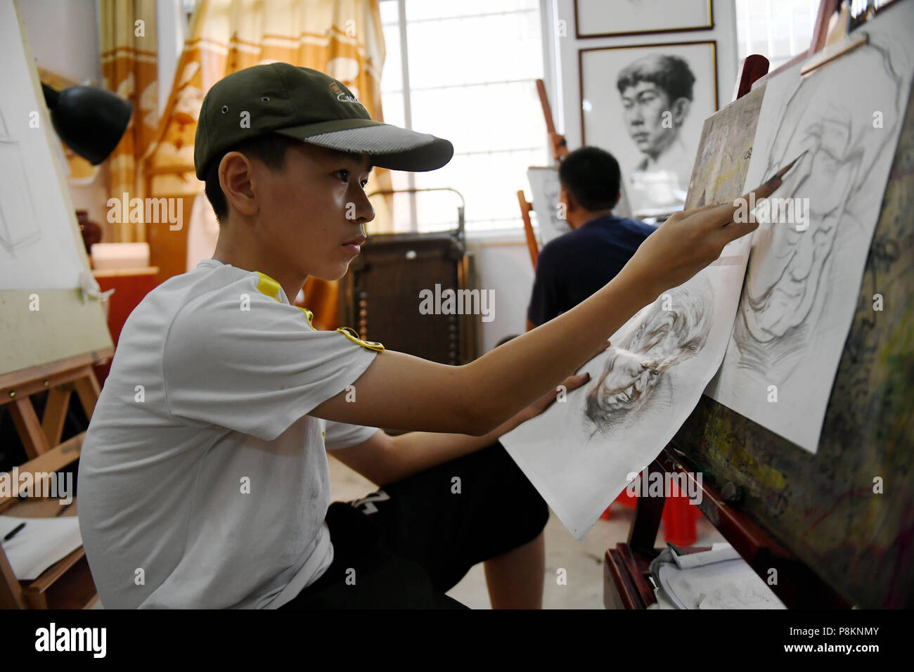 (180712) -- QINZHOU, July 12, 2018 (Xinhua) -- Students learn drawing ...