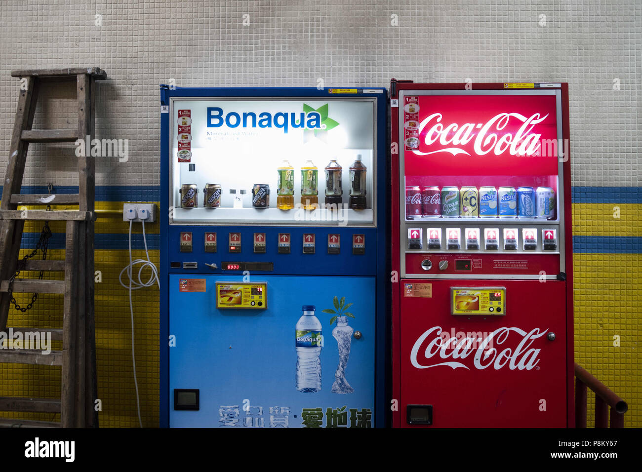 Beverage and soda vending machine hi-res stock photography and images ...