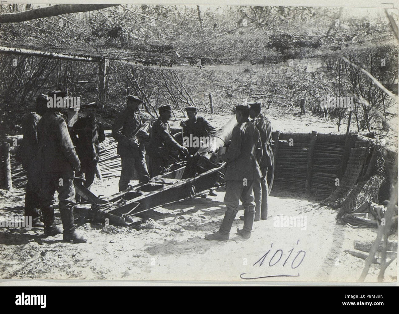 591 Zur Maskierung mit Drahtnetz überspannte deutsche schwere 15 cm ...