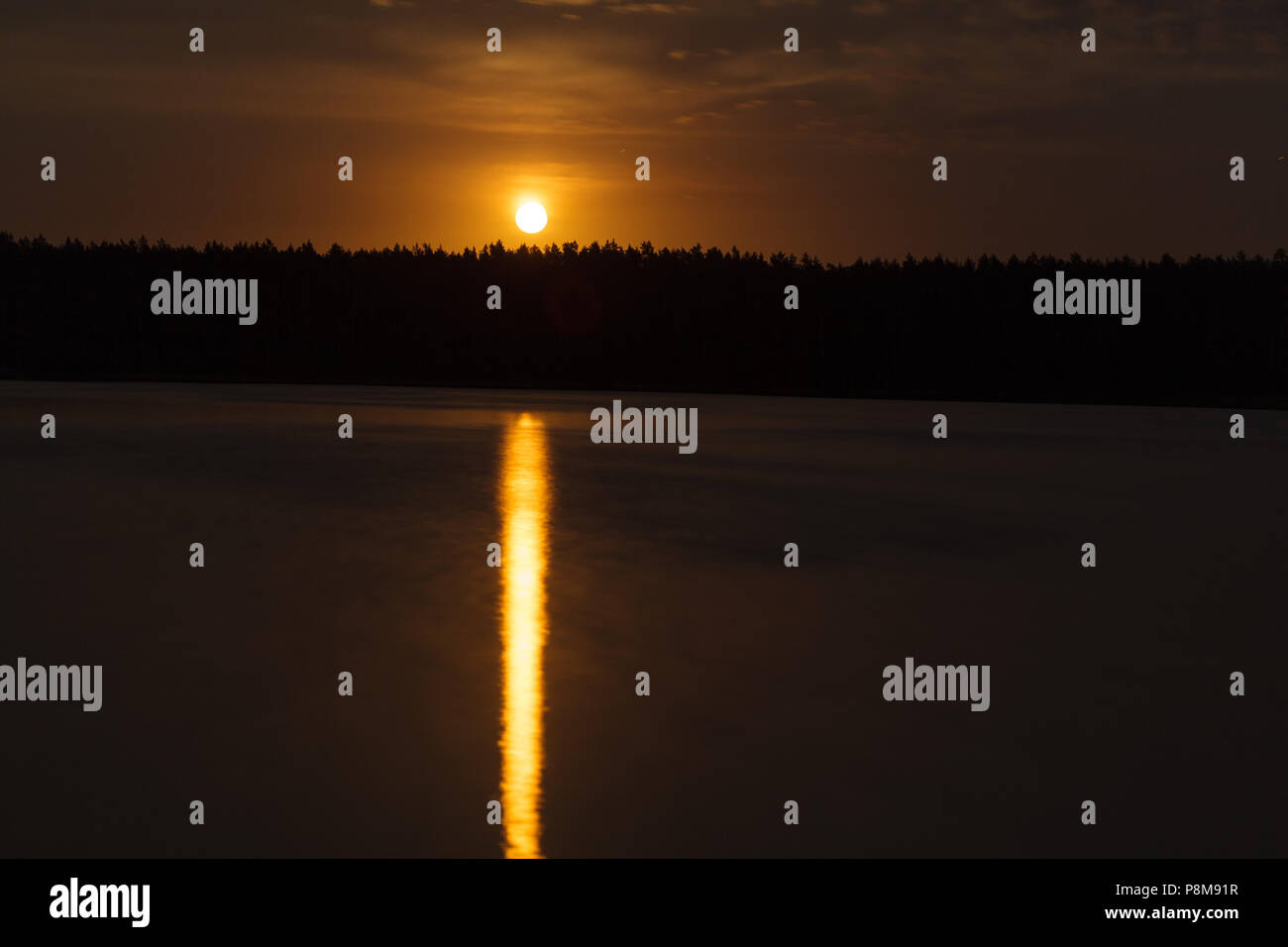 Moon rise over water hi-res stock photography and images - Alamy