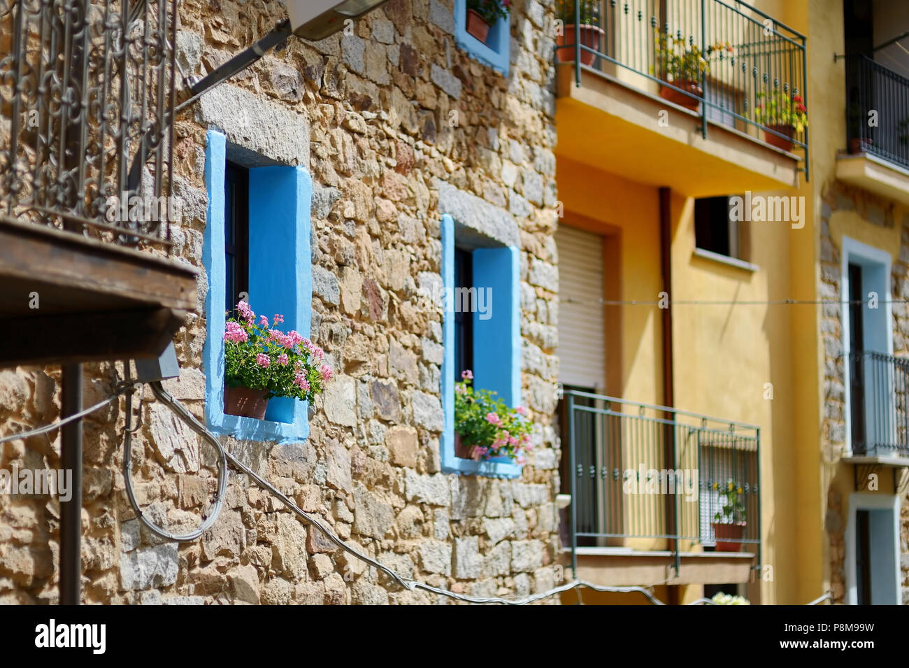 Italian farm building stone roof hi-res stock photography and images ...