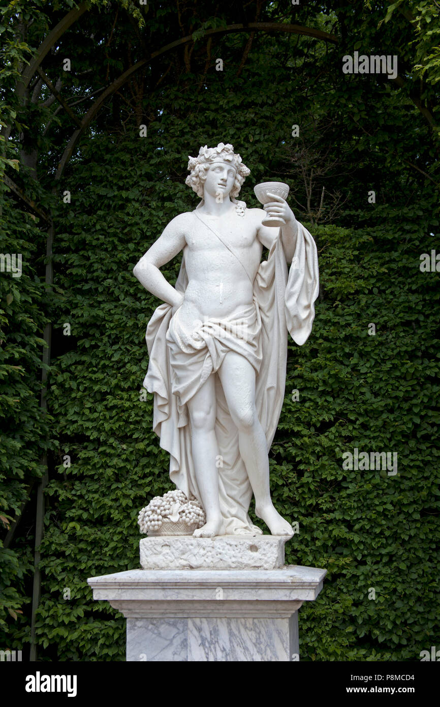 Statues at versailles palace hi-res stock photography and images - Alamy