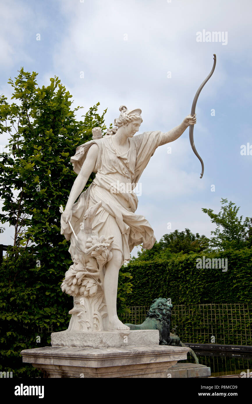 Statues at versailles palace hi-res stock photography and images - Alamy