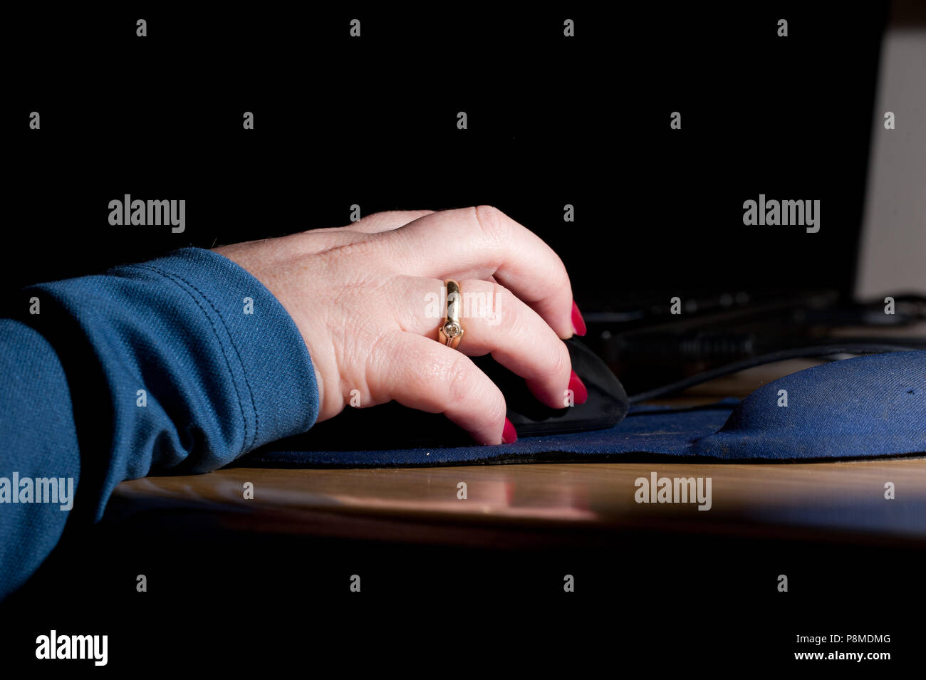 Hand woman computer mouse hi-res stock photography and images - Alamy