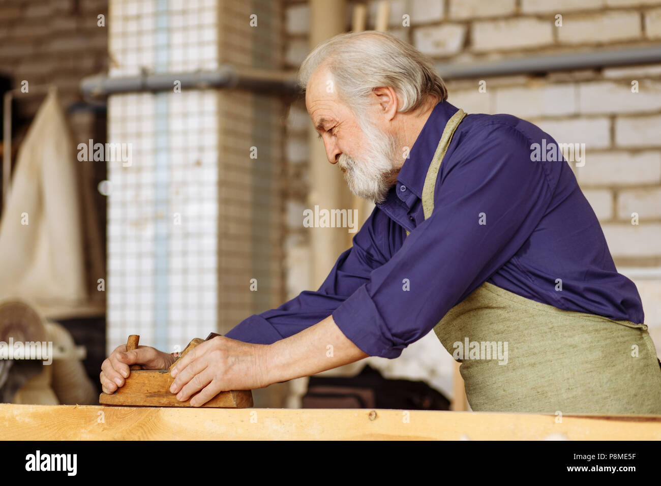 Handy choose hi-res stock photography and images - Alamy